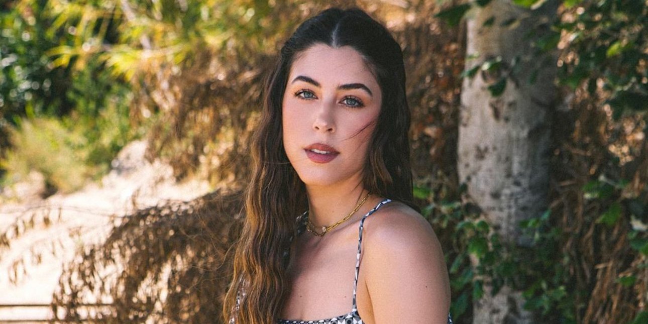 H Demy με printed ολόσωμο μαγιό και ασορτί πουκάμισο -To στιλάτο beach look που έκανε στο ...