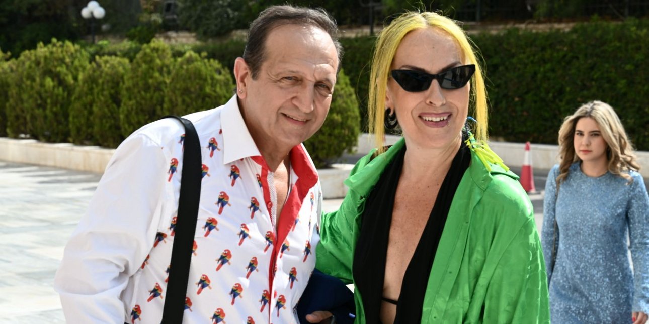 Με πουκάμισο με παπαγαλάκια στη Βουλή o Σπύρος Μπιμπίλας, με βαθύ ...