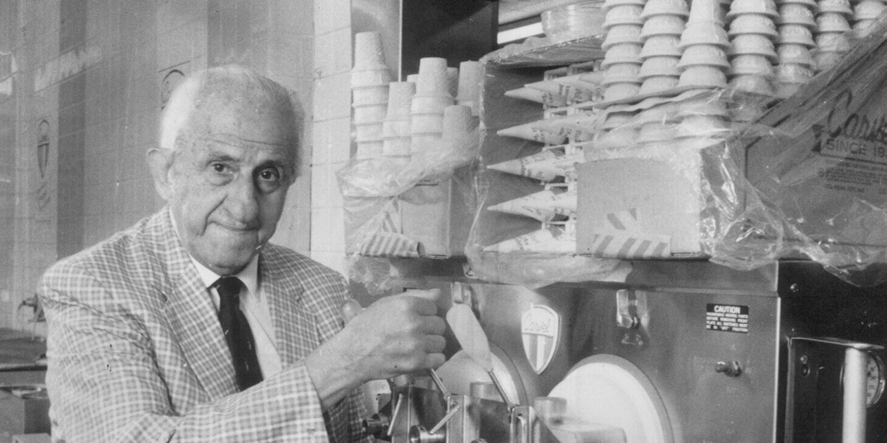 Τομ Κάρβελ: Ο Έλληνας εφευρέτης του παγωτού μηχανής -Πώς του ήρθε η ...