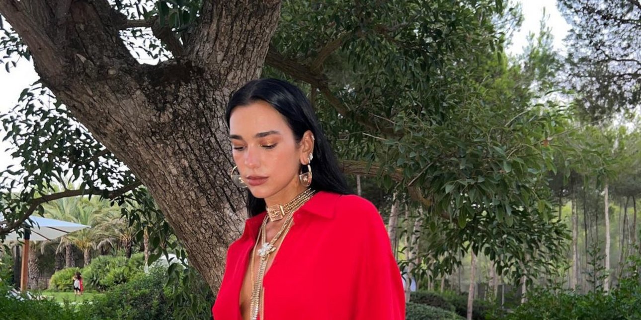 Οι αποκαλυπτικές φωτογραφίες της Dua Lipa με σέξι κόκκινο φόρεμα -Το ...