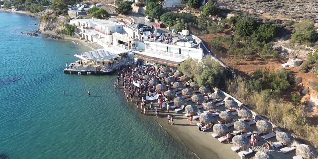 «Κίνημα της πετσέτας»: 11.500 τ.μ. με παράνομες ομπρέλες μόνο στην Πάρο ...