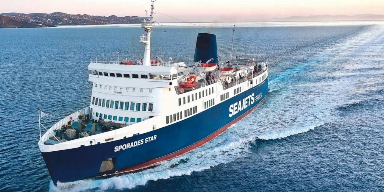 Σύρος: Επιβατηγό πλοίο προσέκρουσε σε πλωτή δεξαμενή στο λιμάνι -Ρήγμα τεσσάρων μέτρων ...