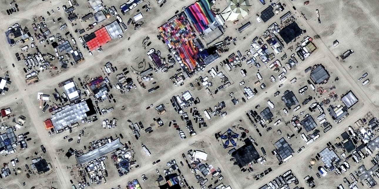 Burning Man: Ένας νεκρός στο φεστιβάλ -Χιλιάδες επισκέπτες έχουν εγκλωβιστεί στη λάσπη [εικόνες ...