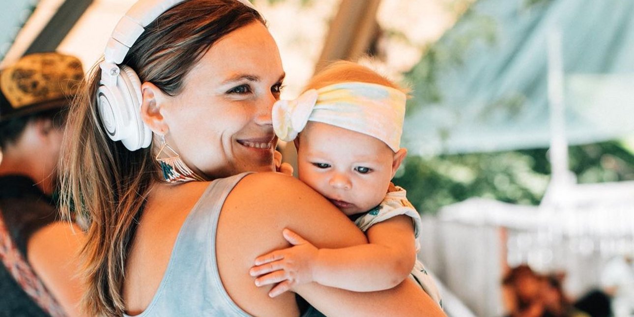 DJ γίνεται viral -Θηλάζει την κόρη της στη σκηνή, ενώ ταυτόχρονα χορεύει [βίντεο] - iefimerida.gr