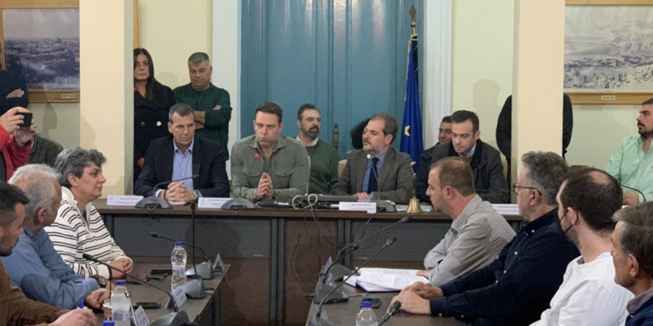 Ο Στέφανος Κασσελάκης «εισέβαλε» στο δημοτικό συμβούλιο Σπάρτης -Δείτε ...