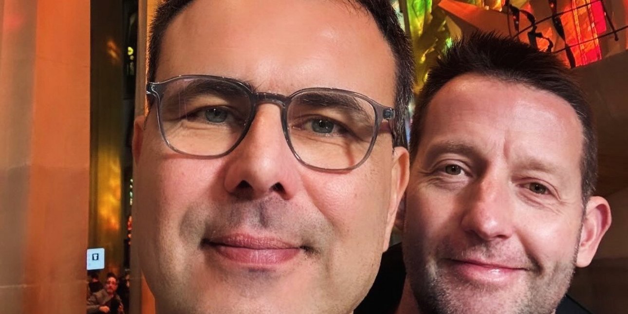 Ο Αλέξης Πατέλης εύχεται καλή χρονιά με φωτογραφία μαζί με τον σύντροφό ...