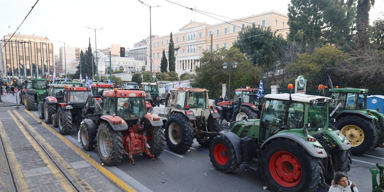 Το παράπονο αγρότη στο Σύνταγμα: Παράτησαν τα τρακτέρ και πήγαιναν ...