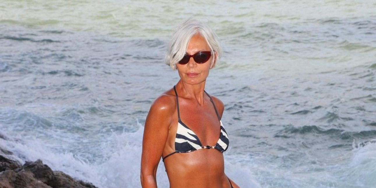 Grece Ghanem: Ποια είναι η 59χρονη ινφλουένσερ με τα γκρίζα μαλλιά που φοράει μπικίνι και crop ...