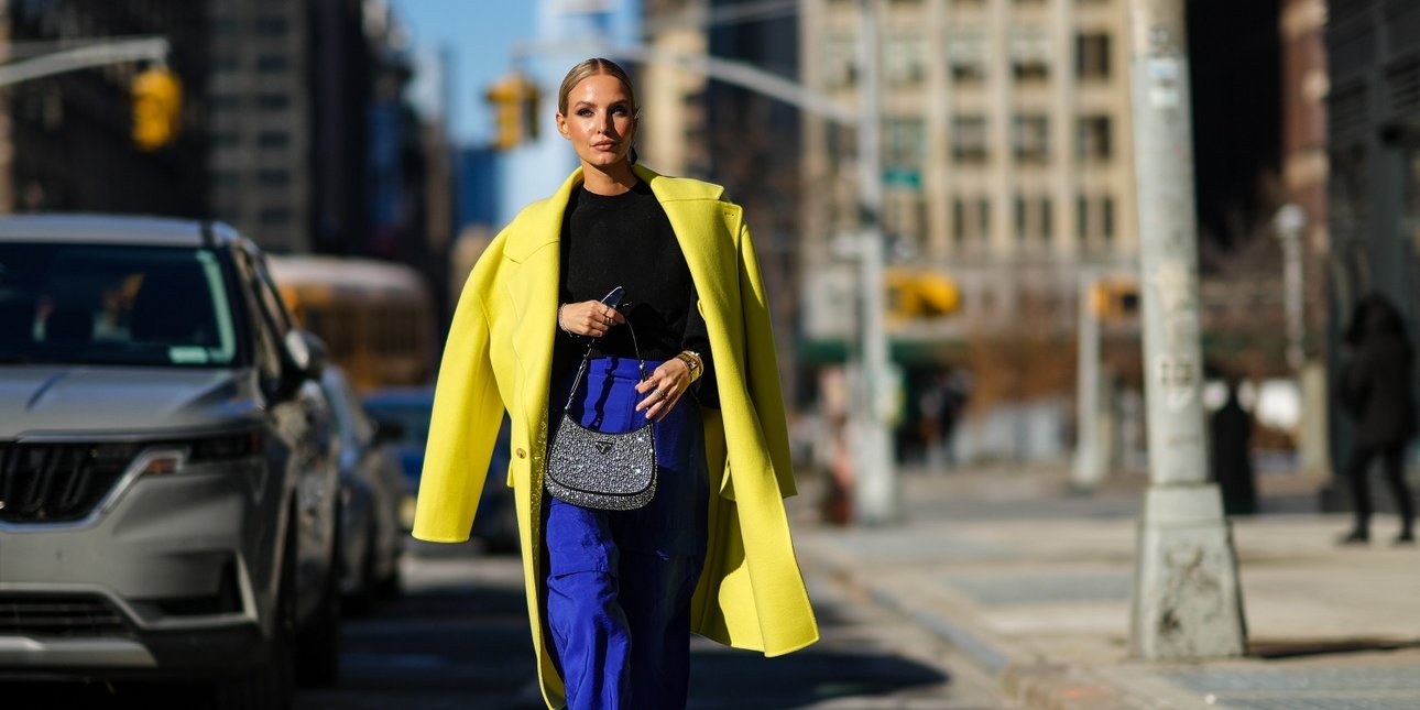 Μια στιλάτη Γερμανίδα influencer δείχνει πώς να συνδυάσετε τα αξεσουάρ ...