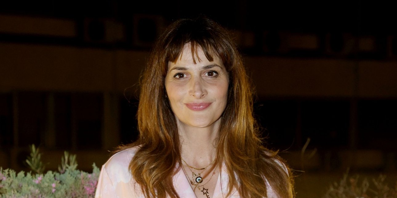 Η Μαρία Κωνσταντάκη χωρίς παντελόνι, υιοθετεί μια από τις μεγαλύτερες ...