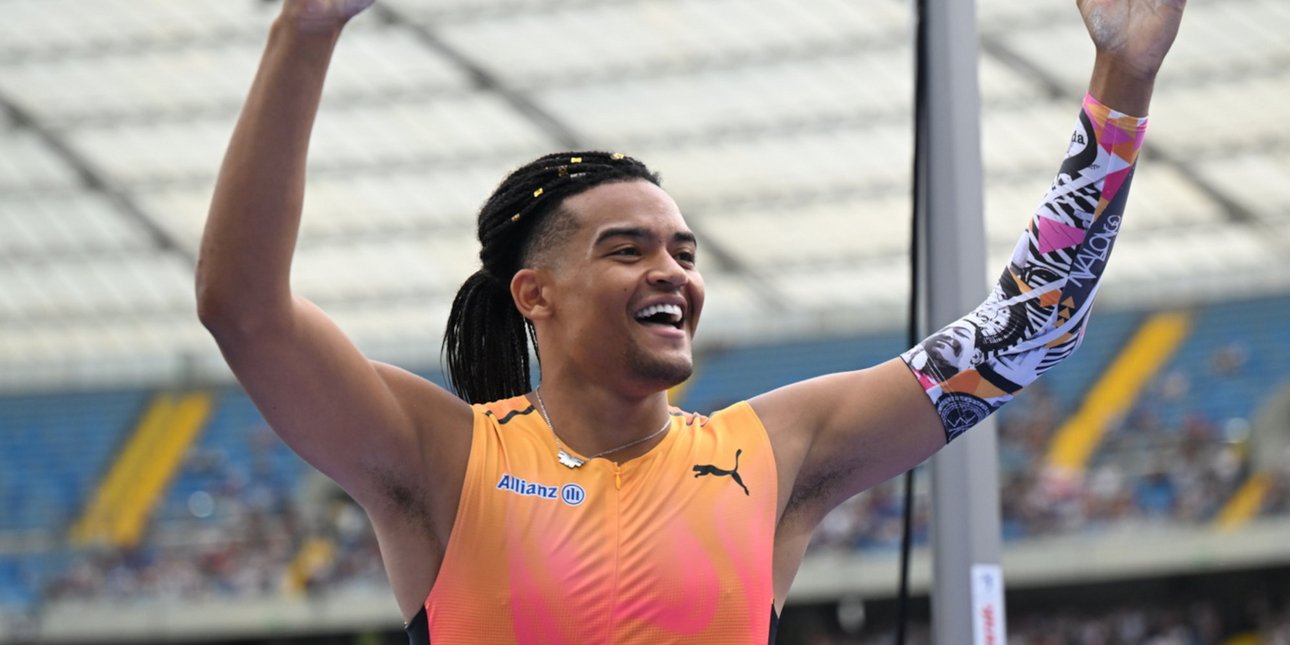 Εμμανουήλ Καραλής: Οι σπάνιες φωτό με τη δίδυμη αδελφή του στα γενέθλιά ...