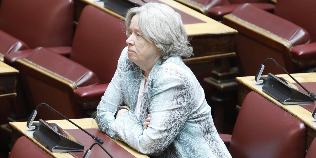 Linou Refuses to Resign After Expulsion from Syriza group - iefimerida.gr