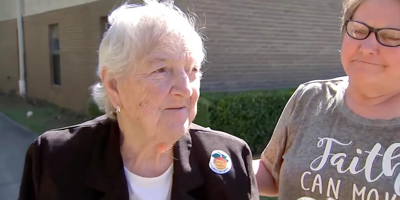 Μια γυναίκα ψήφισε για πρώτη φορά στα 81 της και έγινε viral - iefimerida.gr