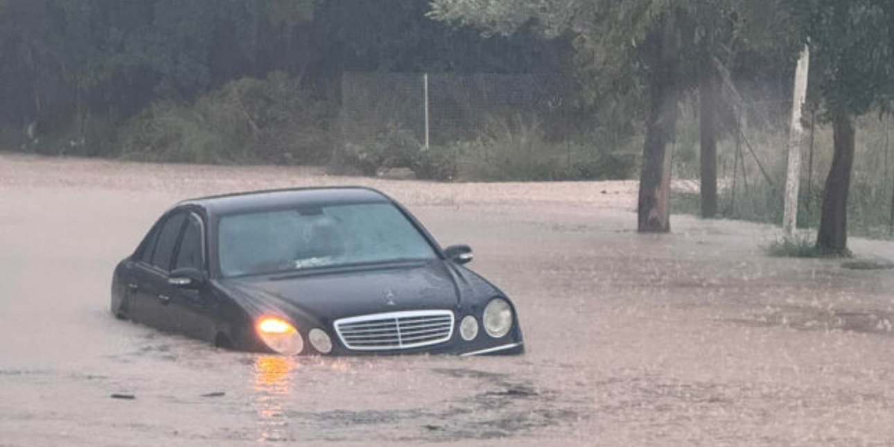 Ρόδος: Προβλήματα από ισχυρή βροχόπτωση στο νησί -Ακινητοποιημένα οχήματα σε κεντρικούς δρόμους ...