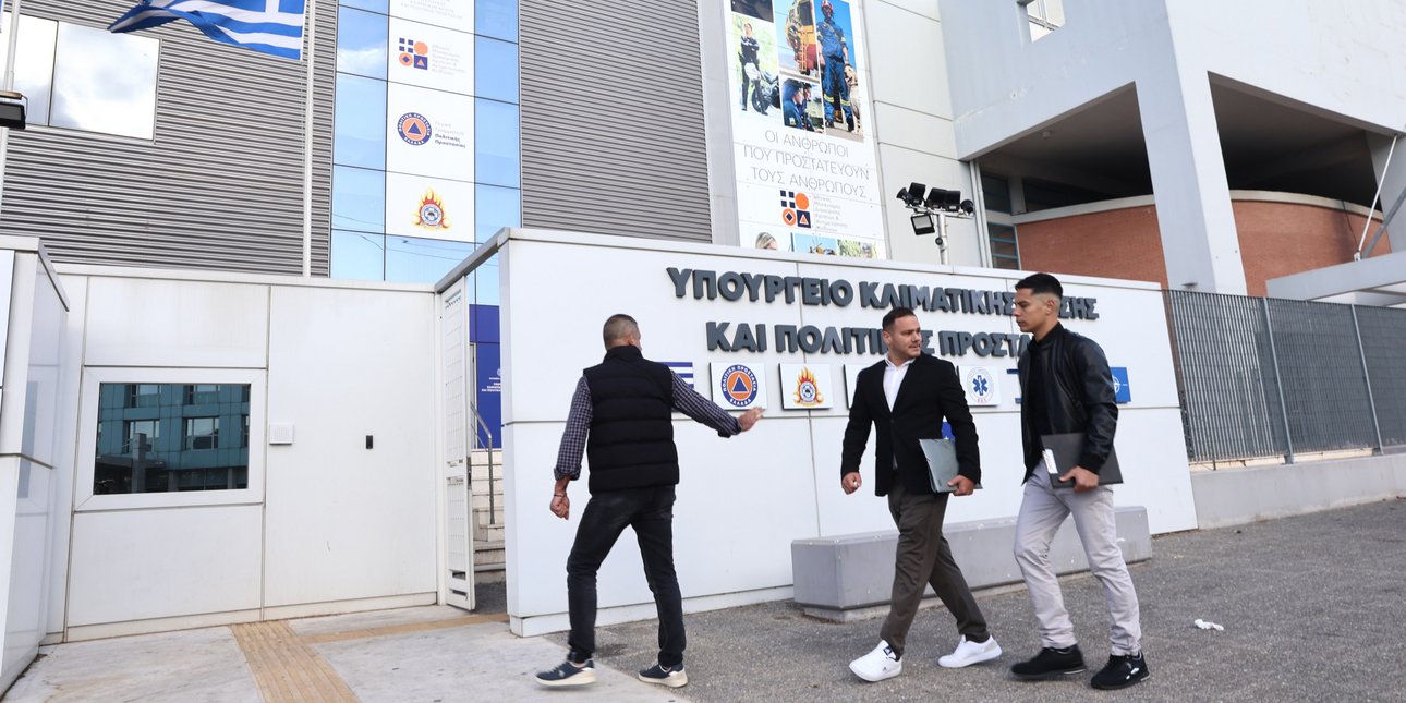 Συνάντηση Κικίλια με εποχικούς πυροσβέστες: Το 2025 θα έχουν προσληφθεί ...