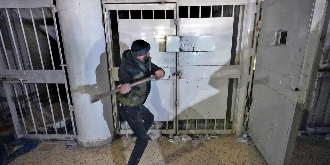 Mαρτυρίες-σοκ για κελιά «φέρετρα» στις φυλακές του Ασαντ -Αποκαλυπτικό ...