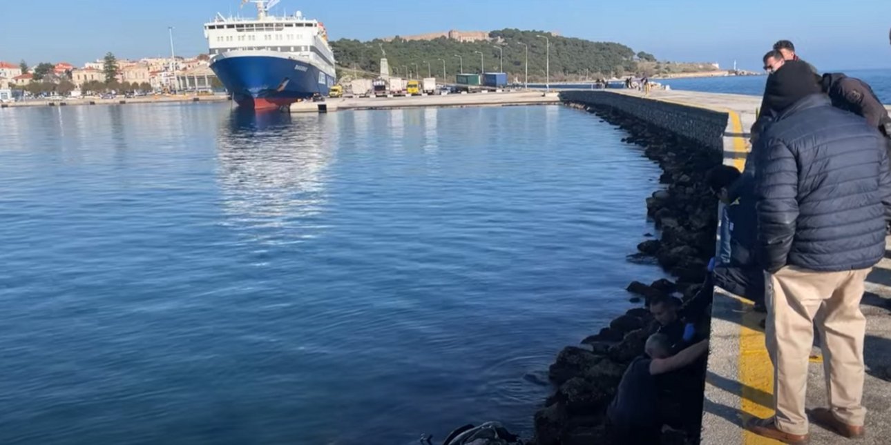 Αντρας έπεσε με το μηχανάκι του στη θάλασσα στο λιμάνι της Μυτιλήνης ...