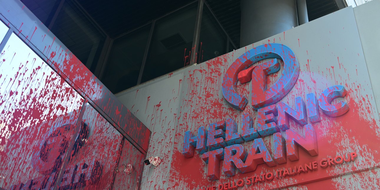 Επίθεση στα γραφεία της Hellenic Train -Ομάδα 15 ατόμων έσπασε τζάμια και πέταξε μπογιές ...