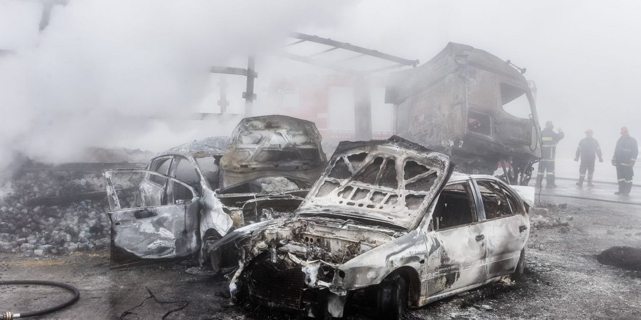 Βίντεο-σοκ: Η στιγμή που η νταλίκα πέφτει με ταχύτητα στα δύο ΙΧ στα διόδια Πολυμύλου στην ...