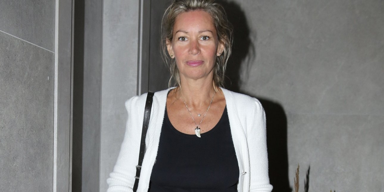 Η Άριελ Κωνσταντινίδη στα 54, με κόκκινο ολόσωμο μαγιό και φουσκωμένη κοιλιά [βίντεο ...