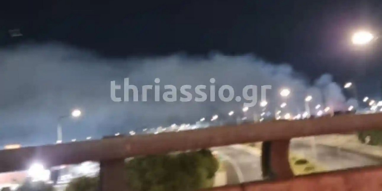 Φωτιά σε αποθήκη επιχείρησης στη Μάνδρα -Τέθηκε υπό έλεγχο λόγω της ...