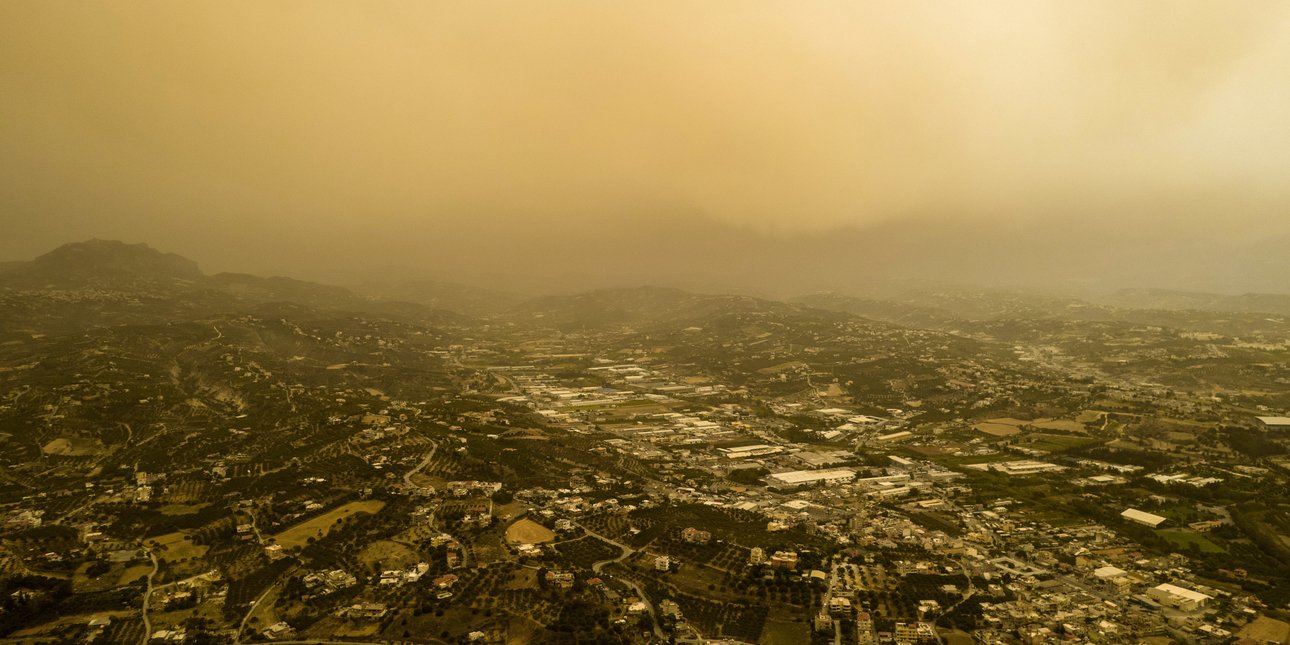 Αφρικανική σκόνη στην Κρήτη: Το «πριν» και το «μετά» από το φαινόμενο Χασμίνι -Απίστευτα πλάνα ...