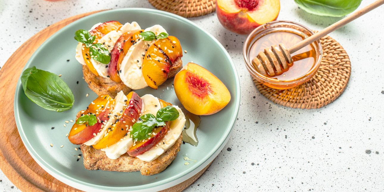 Συνταγή: Καλοκαιρινές μπρουσκέτες με ψητό ροδάκινο, μοτσαρέλα και μέλι, έτοιμες σε 5 ...