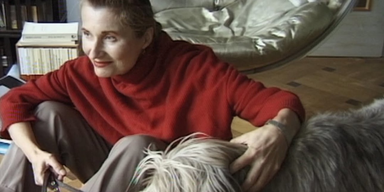 «Πέθανα πάλι;» Η νομπελίστρια Ελφρίντε Γέλινεκ είναι ζωντανή και απάντησε στα fake news ...