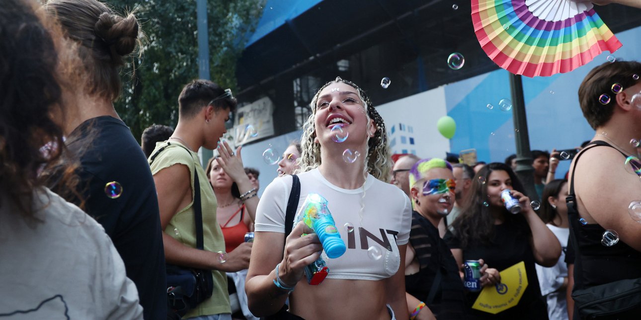 Athens Pride 2025: Πολύχρωμη πορεία υπερηφάνειας στο κέντρο της Αθήνας ...