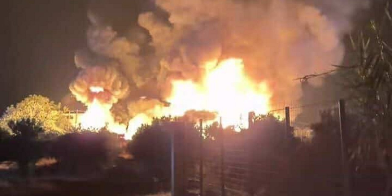 Συναγερμός στο Αίγιο: Μεγάλη φωτιά σε εργοστάσιο -Μήνυμα από το 112 [εικόνες] - iefimerida.gr