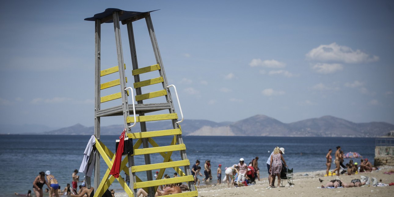 Κρήτη: Σερβιτόρος βούτηξε στη θάλασσα και έσωσε άνδρα που είχε παρασυρθεί από τα ρεύματα [βίντεο ...