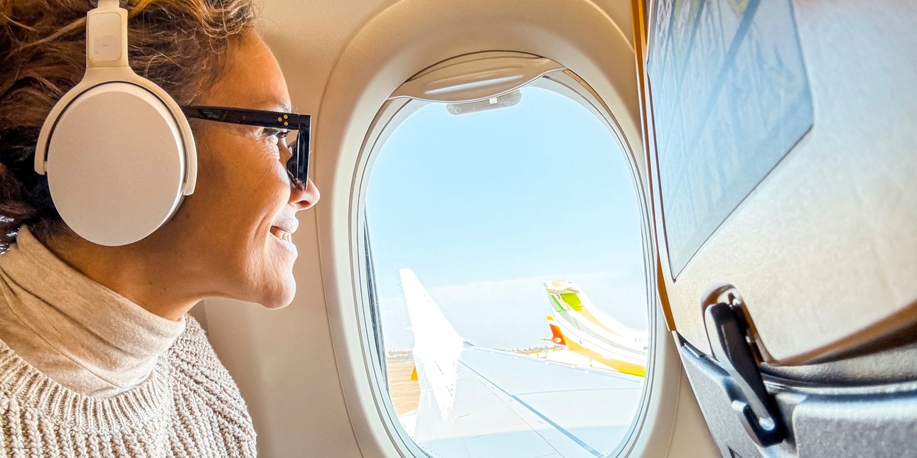 Αεροσυνοδός προειδοποιεί τους επιβάτες που επιλέγουν να κάθονται στο ...