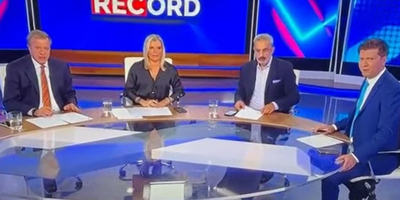 H στιγμή που τα 5,2 Ρίχτερ ταρακουνούν το στούντιο της ΕΡΤ σε live εκπομπή [βίντεο] - iefimerida.gr