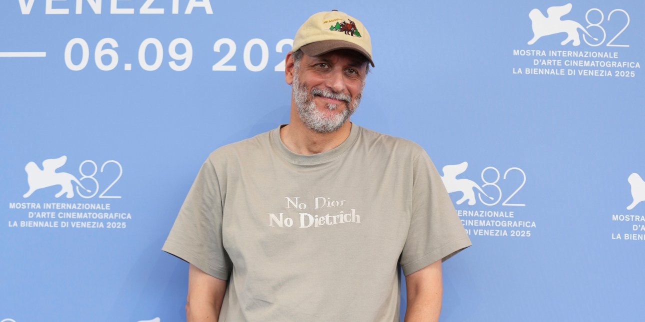 «No Dior, No Dietrich»: Γιατί το μπλουζάκι του Luca Guadagnino έγινε iconic στη Βενετία ...