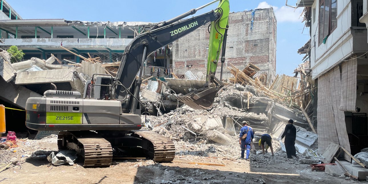 Αδιανόητη τραγωδία στην Ινδονησία: Στους 54 οι νεκροί από το σχολείο που κατέρρευσε -Δέκα άτομα ...