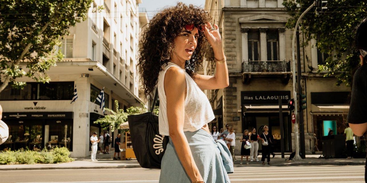 Η Μαρία Σολωμού στο Παρίσι με casual look -Ο σωστός τρόπος να φορέσεις την αθλητική φόρμα ...