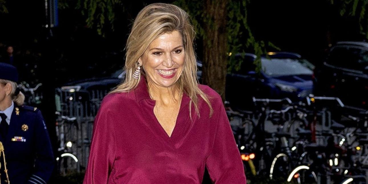 Η βασίλισσα Μαξίμα με εντυπωσιακό φτερωτό outfit -Και τα Zara έχουν την πιο chic εκδοχή του ...