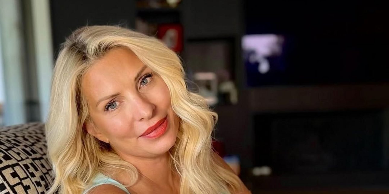 Η Ελένη Μενεγάκη φωτογραφίζεται στο πολυτελές σαλόνι του σπιτιού της -Ποιο στιλάτο αντικείμενο ...