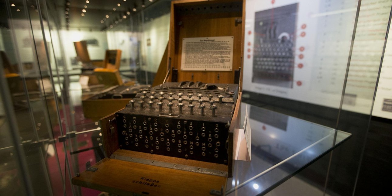 Παρίσι: Σε δημοπρασία μηχανή Enigma -Οι ναζί κρυπτογραφούσαν τις ...