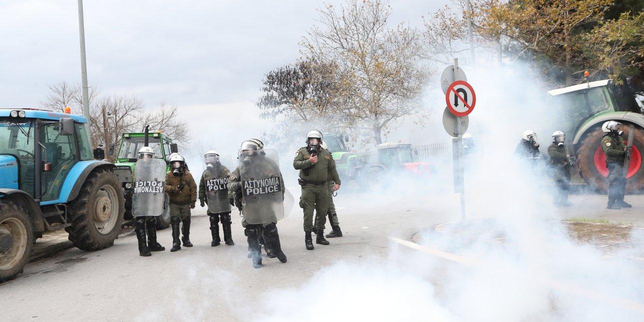 Θεσσαλονίκη: Ένταση και χημικά ανάμεσα σε ΜΑΤ και αγρότες -Προσπάθησαν ...