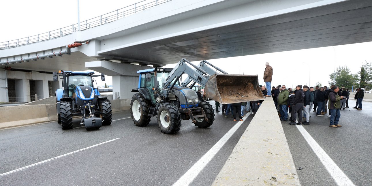 Αγροτικά μπλόκα σε Μπράλο, Αταλάντη, Θήβα -Κοντά στις 4,5 ώρες η διαδρομή Αθήνα-Λαμία ...
