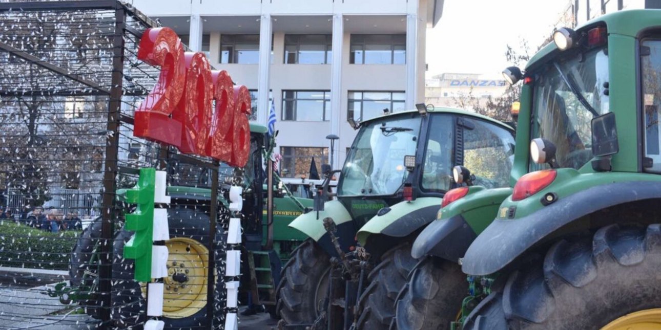 Στην πλατεία της Λάρισας οι αγρότες με τα τρακτέρ - iefimerida.gr
