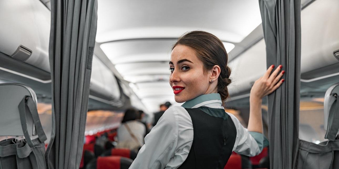 Η νέα τάση του TikTok: Μακιγιάζ «Cabin Crew» για αψεγάδιαστο look που ...