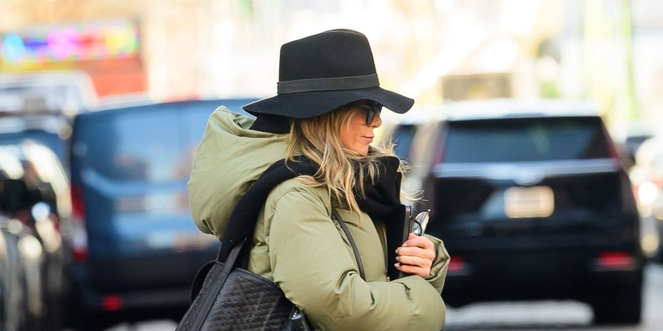 Πώς να φορέσετε λευκά sneakers τον χειμώνα, σύμφωνα με την Τζένιφερ Άνιστον -Το στιλάτο look της ...