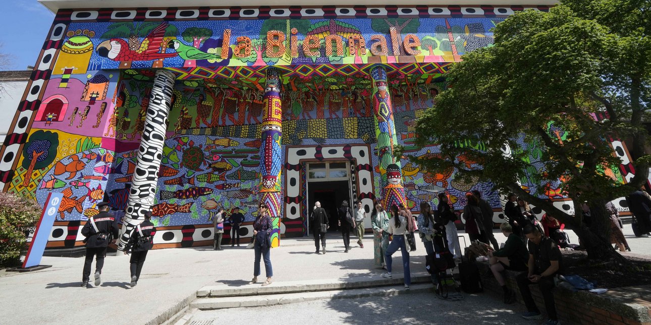 Παραιτήθηκε η κριτική επιτροπή της Μπιενάλε Βενετίας -Για τη μη απονομή ...