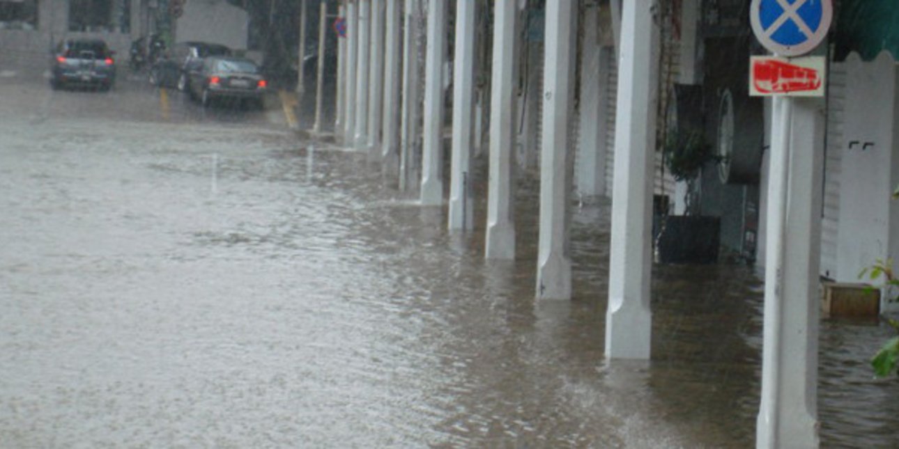 Ανοιξαν οι ουρανοί στη Ρόδο -Η ισχυρή βροχή μετέτρεψε σε χείμαρρο τους ...