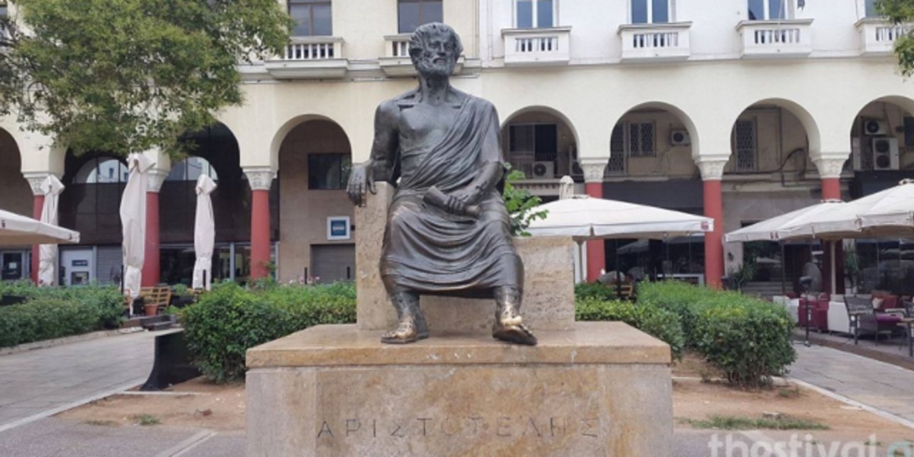 Βεβήλωσαν το άγαλμα του Αριστοτέλη στη Θεσσαλονίκη -Εβαψαν κόκκινα τα ...