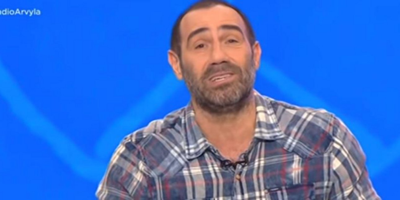 Τρελό γέλιο: Οι Αρβύλα βλέπουν MasterChef και τρολαρουν τα «ς» πακτών ...