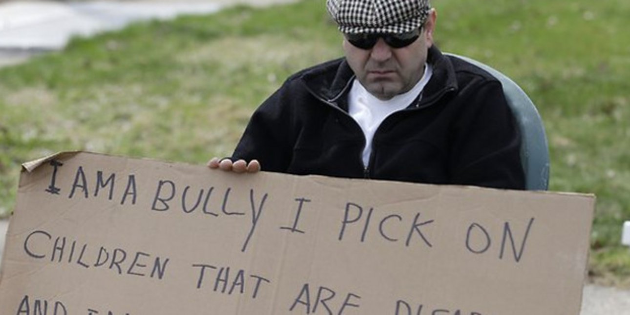 Η πιο περίεργη τιμωρία: Του ζήτησαν να καθίσει σε κεντρικό δρόμο και να ...