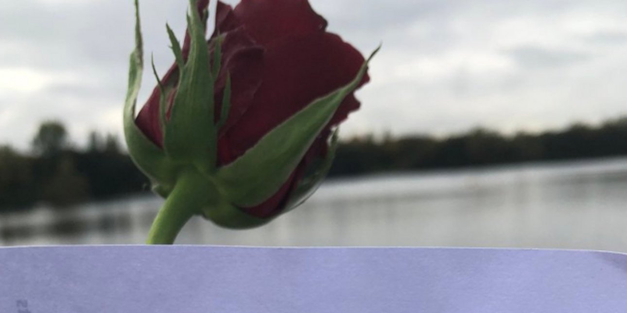 Βρετανία: Το γράμμα που άφησαν στην άκρη λίμνης μαζί με ένα κόκκινο ...